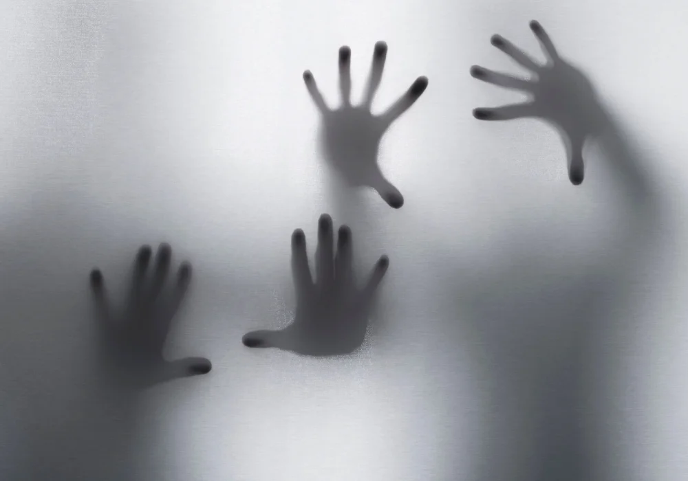 Stress och traumas inverkan på psykos:Orsaker och behandling